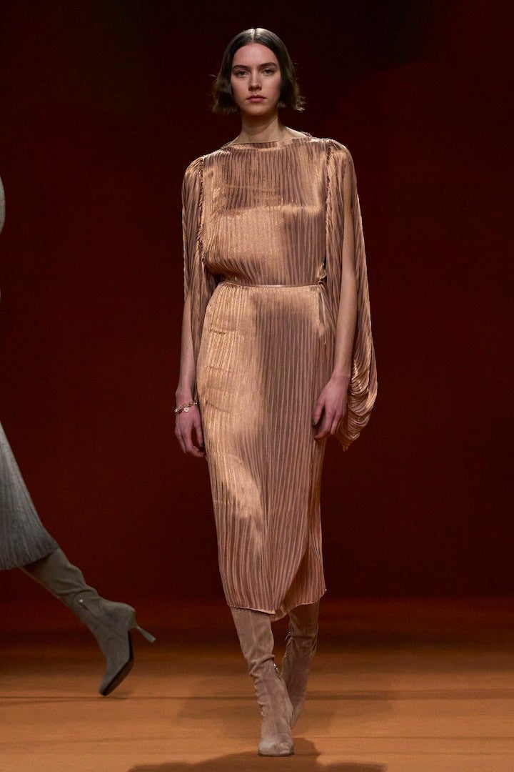 Hermès Does Cozy Sophistication and Gleaming Pleats for Fall/Winter ...