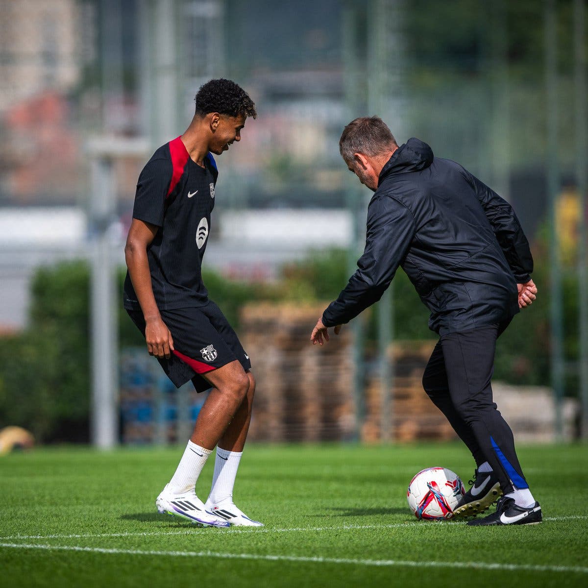 (PHOTOS) Lamine Yamal and Hansi Flick Photo Goes Viral Worldwide | beIN ...