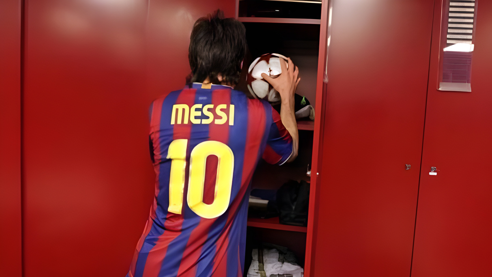 Auctioning Messi And Maradona Items From Barcelona's Locker Room | beIN ...