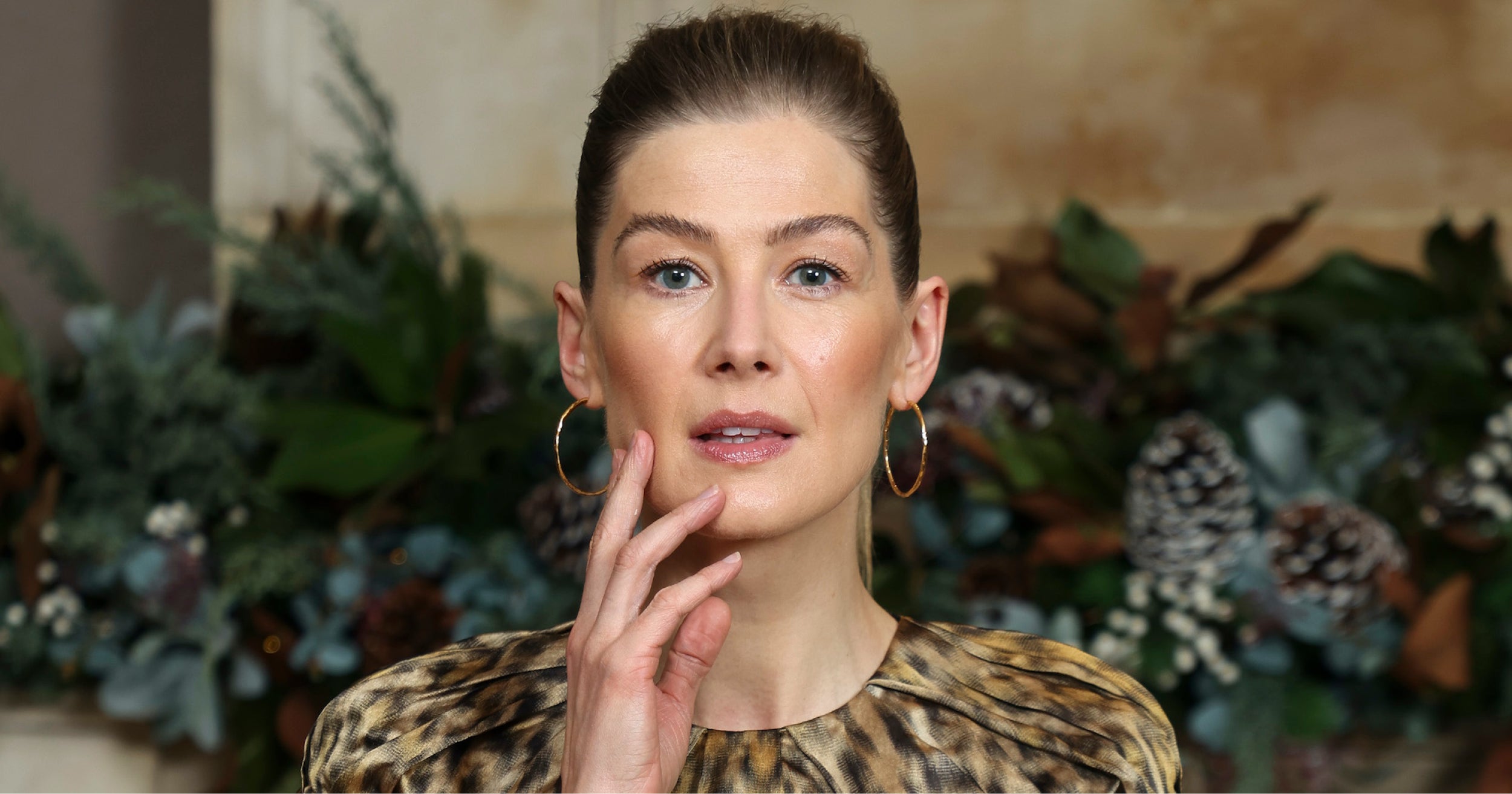 Rosamund Pike našla dokonalou nude barvu na rty | Vogue CS