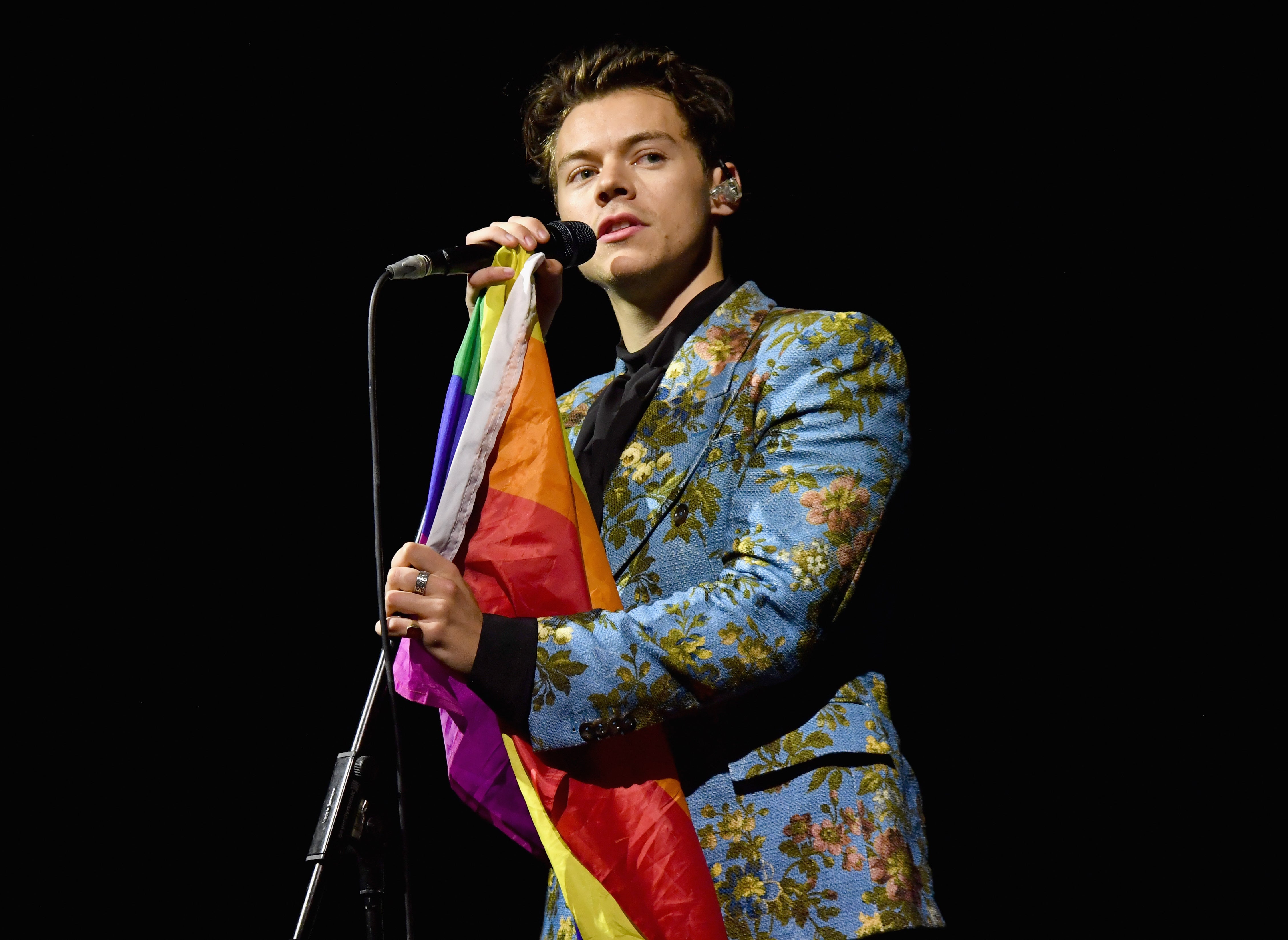 Hudební i módní hvězda Harry Styles a jeho nejlepší outfity | Vogue CS
