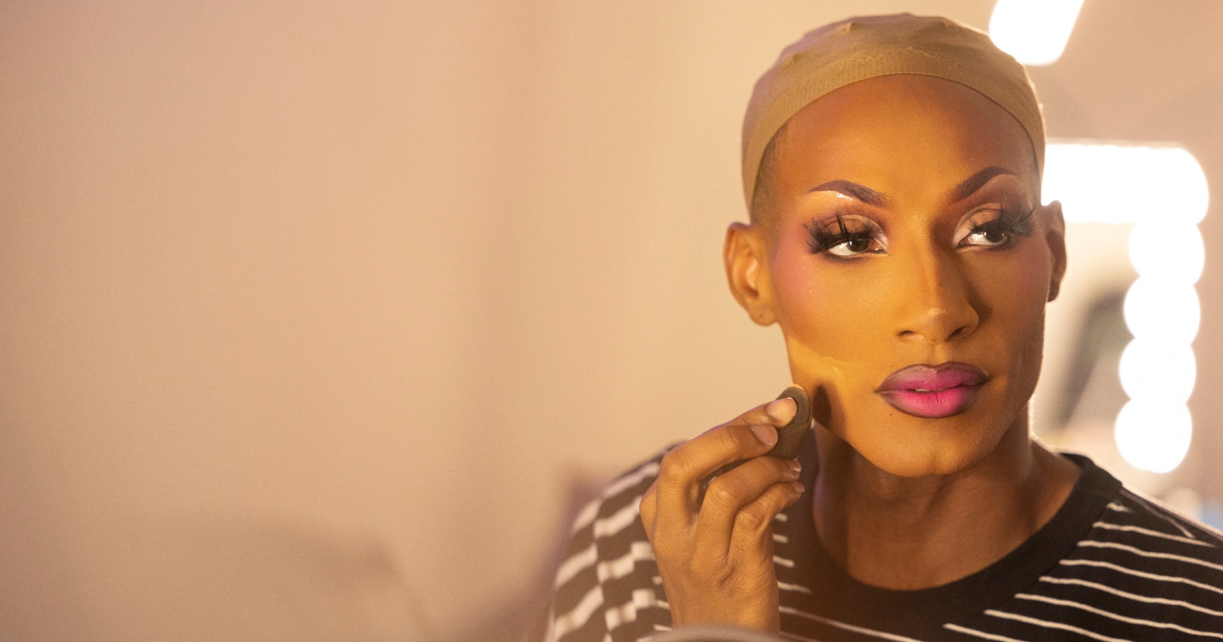 Jsme tu! S vítězkou RuPaul’s Drag Race o nové sérii HBO Max | Vogue CS