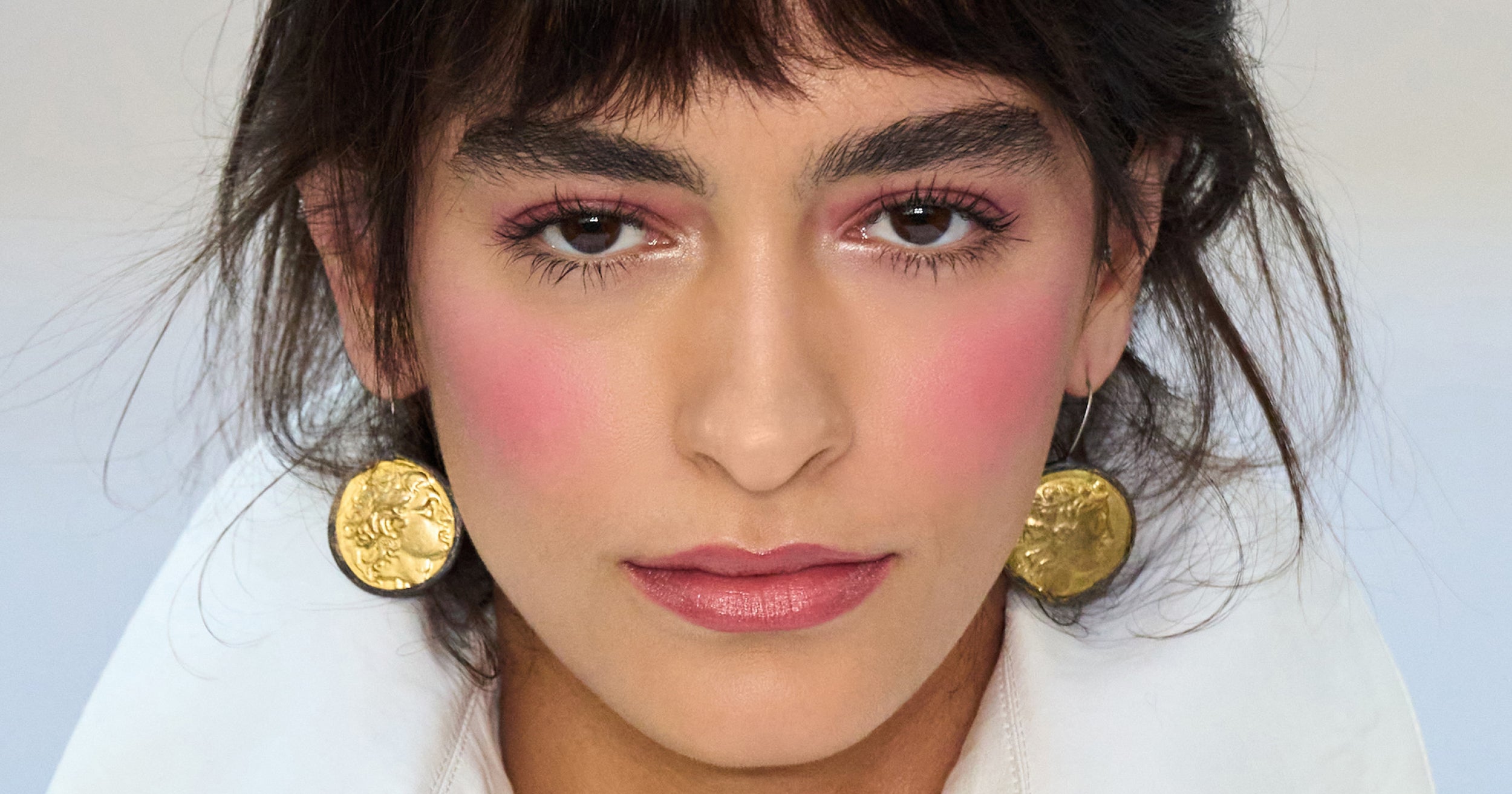 Jak nosit boyfriend blush, nejlichotivější letní make-up trend | Vogue CS