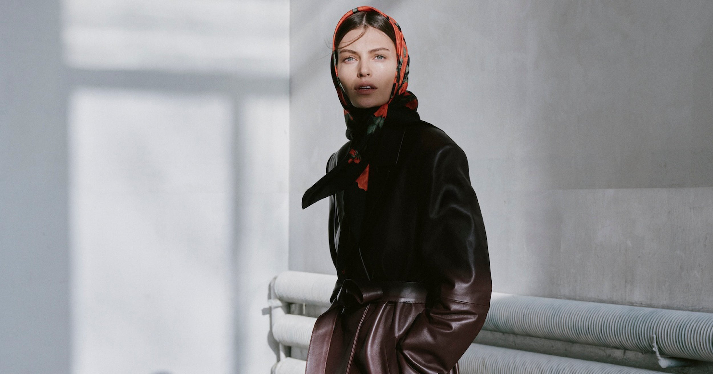 Ve jménu růže: květina s trny jako symbol odvahy i zranitelnosti v ...