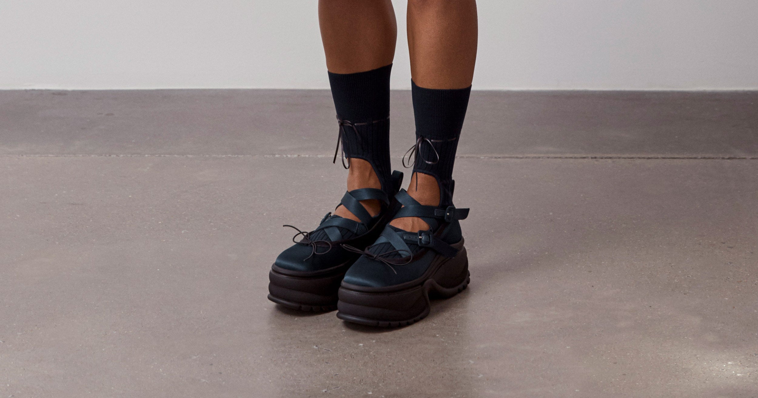 Mezi dvěma světy: Nový trend pro ty, kdo odmítají nosit baleríny | Vogue CS