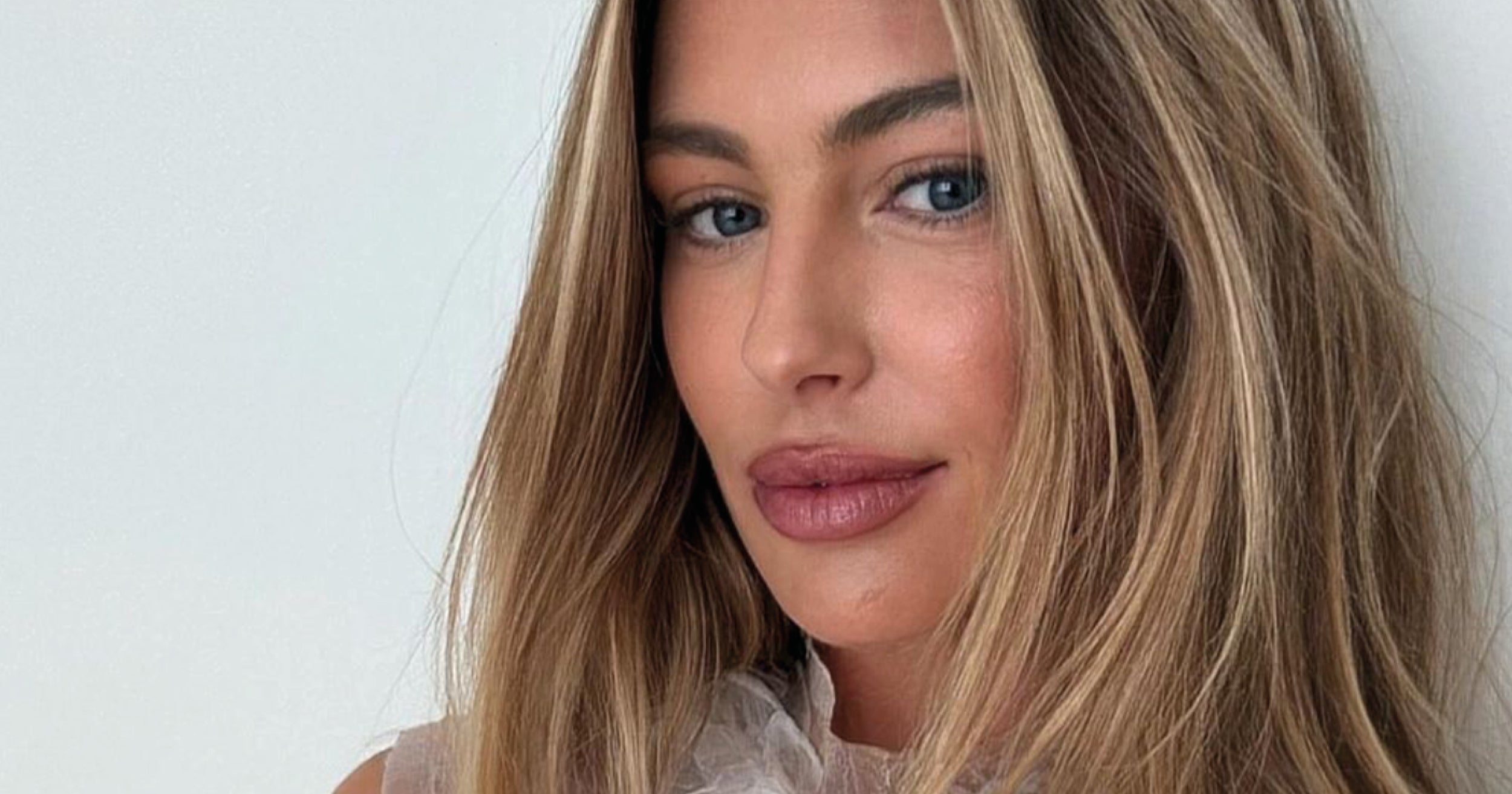 Demure: Virální trend přepisuje podzimní make-up trendy | Vogue CS