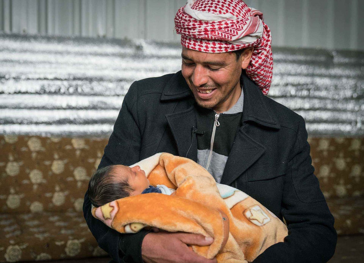 Heartwarming photo series captures the first moments of fatherhood