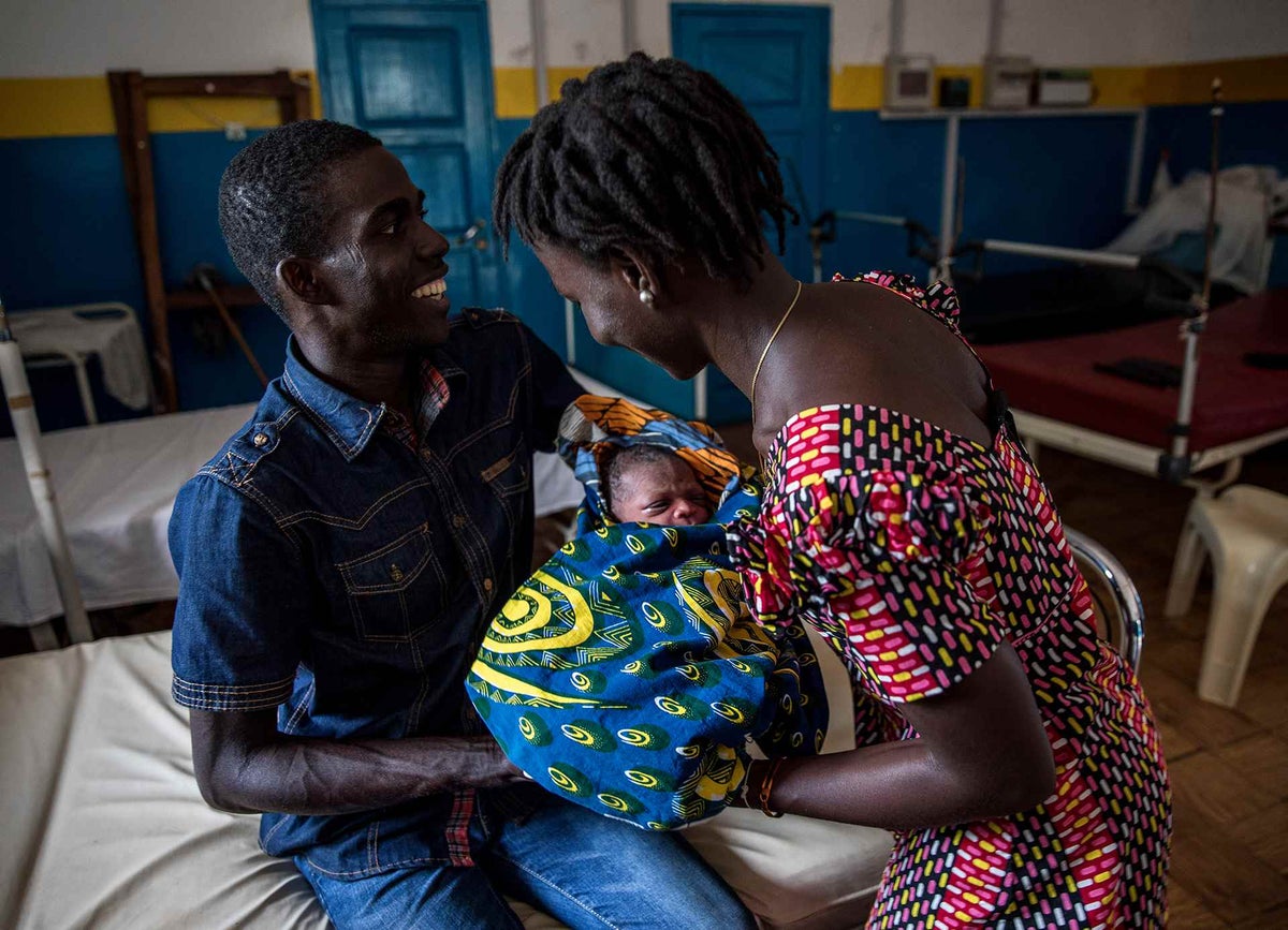 Heartwarming photo series captures the first moments of fatherhood