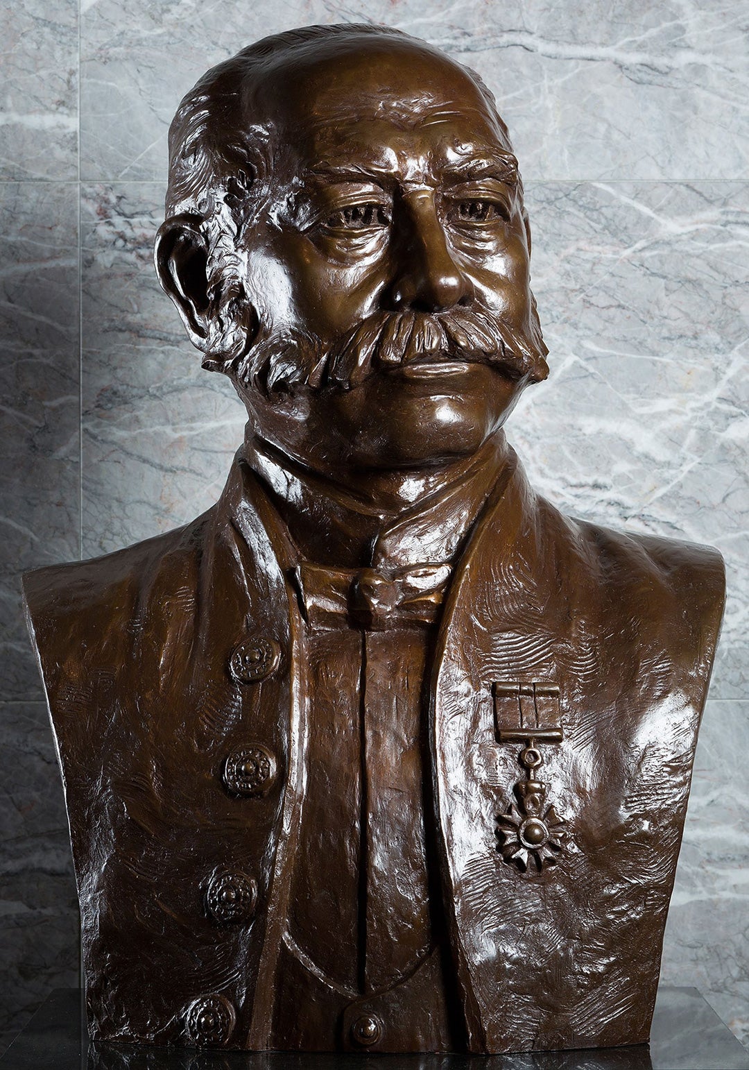 Sir Catchick Paul Chater (半身像) | 置地廣塲