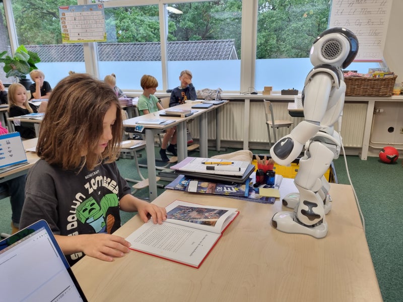 Fighting the reading crisis with a reading robot - Vrije Universiteit ...