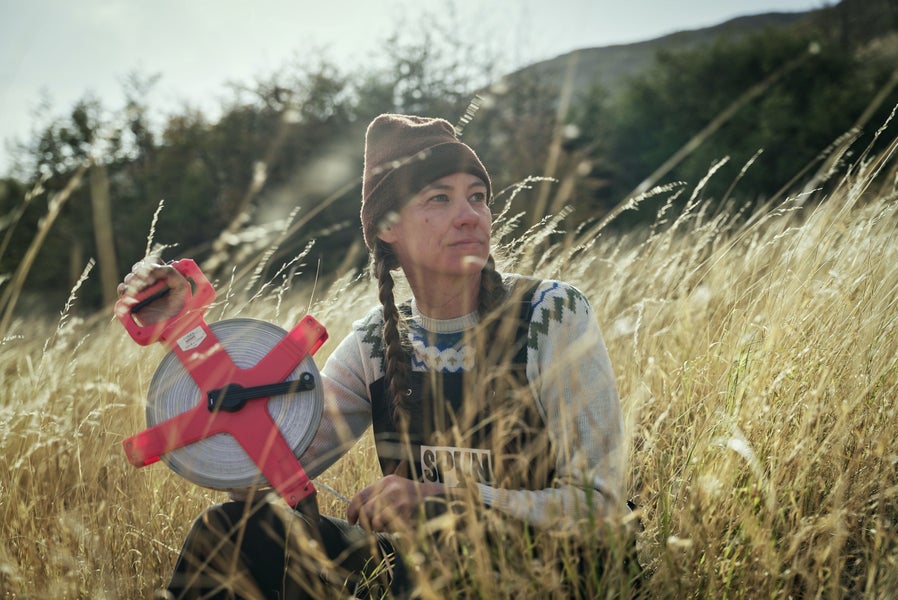 Toby Kiers neemt Spinozapremie voor baanbrekend schimmelonderzoek in ontvangst - Vrije ...